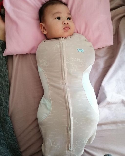 Baby pakai Doodle Eyelet ToT Swaddle🩵 Dapat muat newborn hingga 7kg ...